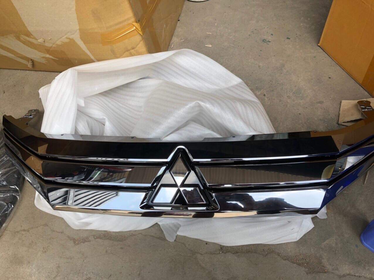 mặt ca lăng mạ crom xám mitsubishi xpander 2019 : 7450B428 - Phụ tùng ...