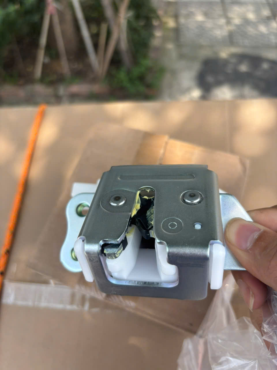 khóa ngậm cốp sau, khóa ngậm cửa hậu xe mitsubishi xpander 2022- 2025 ...